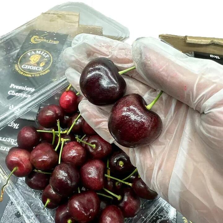 Smiths Fruit Royal Tioga Cherries Gift Box 30–32mm – 1kg - Gourmet Grocer